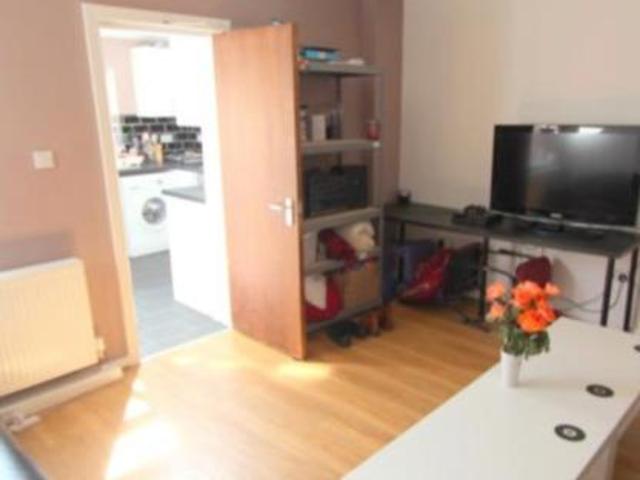 Ashville Avenue, Leeds, 6 Bedroom Terraced