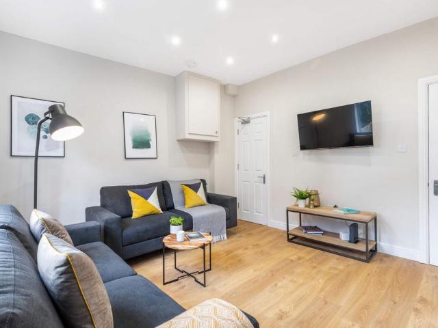 Ashville Avenue, Leeds LS6 6 bed house to rent £3,718 pcm £858 pw