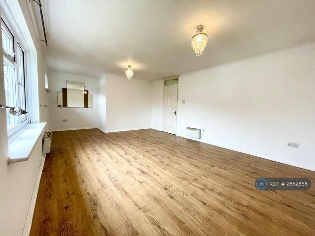 Ashwood Avenue, Rainham, RM13 1 bed flat to rent £1,480 pcm £342 pw
