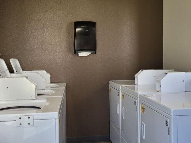 Ashwood Gardens 1 Bedroom Apartment for Rent at 99 N Ashwood Ave, Ventura, CA 93003