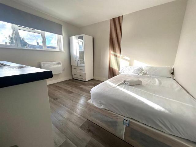Ashwood Road, Potters Bar, Hertsmere. Studio to rent £1,050 pcm £242 pw