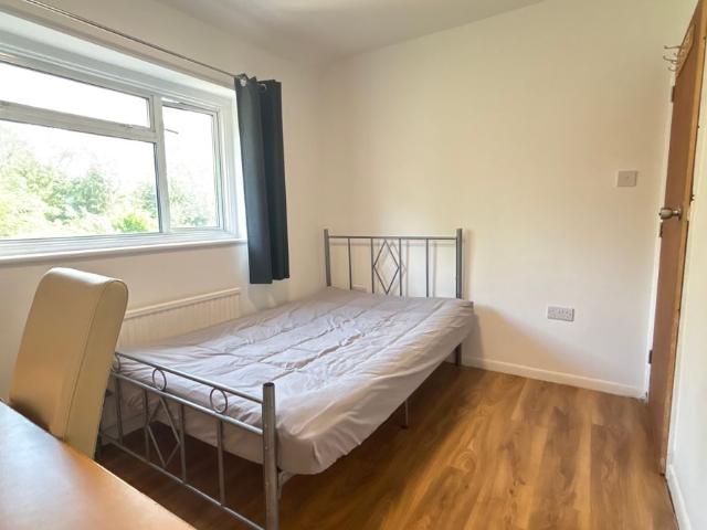 Ash Grove, Guildford GU2, Room to rent, £750 pcm | PrimeLocation