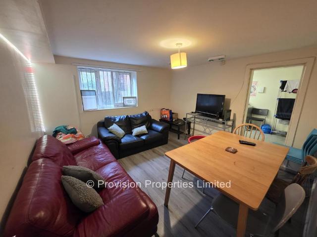 Ash Grove, Hyde Park LS6 8 bed terraced house to rent £3,986 pcm £920 pw
