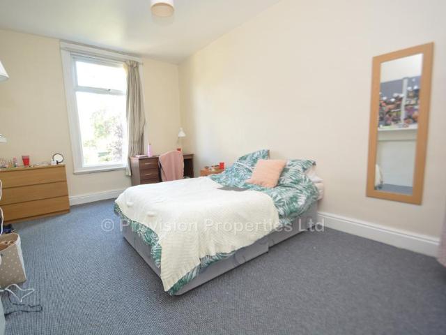 Ash Grove, Hyde Park LS6 8 bed terraced house to rent £3,986 pcm £920 pw