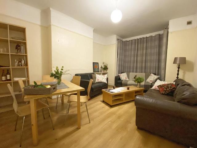 Ash Grove, Hyde Park LS6 8 bed terraced house to rent £4,714 pcm £1,088 pw
