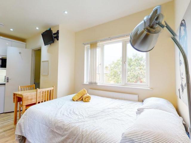Ash Grove, London NW2 Studio to rent £1,275 pcm £294 pw