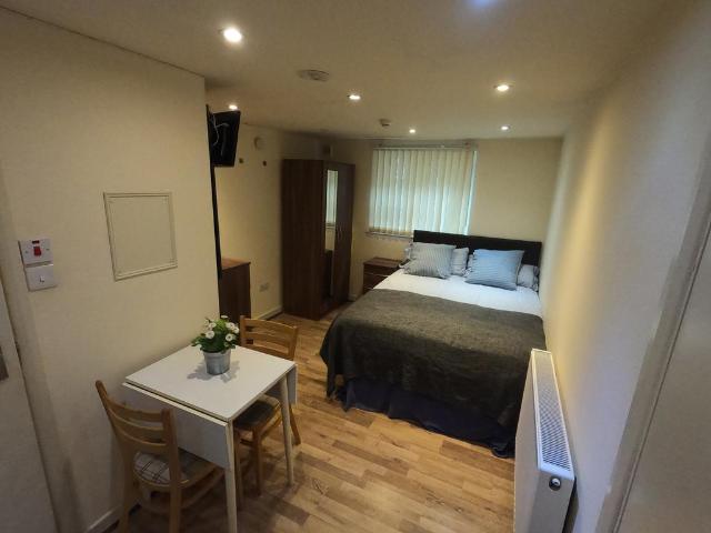 Ash Grove, London NW2 Studio to rent £1,220 pcm £282 pw