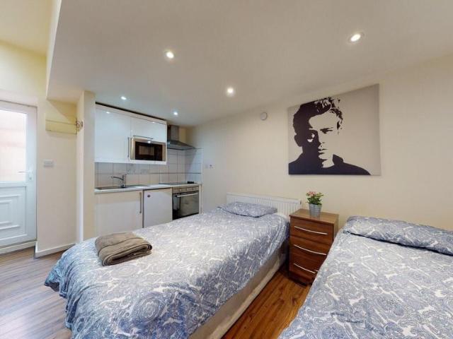 Ash Grove, London NW2 Studio to rent £1,351 pcm £312 pw