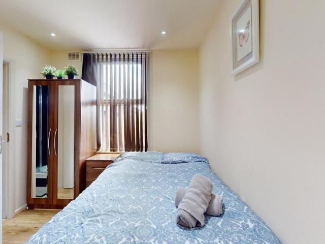 Ash Grove, London NW2 Studio to rent £1,305 pcm £301 pw