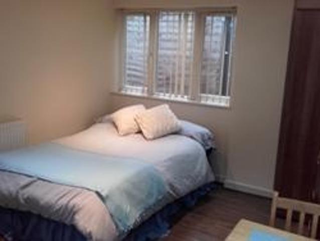 Ash Grove, London NW2 Studio to rent £1,320 pcm £305 pw