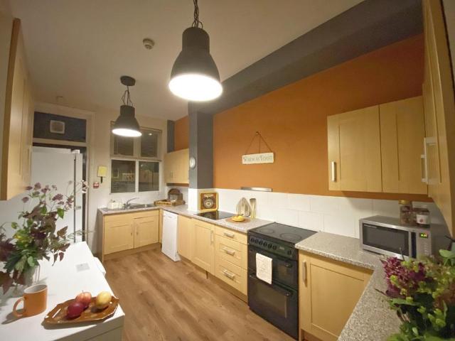 Ash Grove, Leeds LS6 8 bed house to rent £5,027 pcm £1,160 pw
