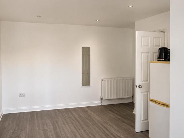 Ash Grove, Middlesex UB1 Studio to rent £1,050 pcm £242 pw