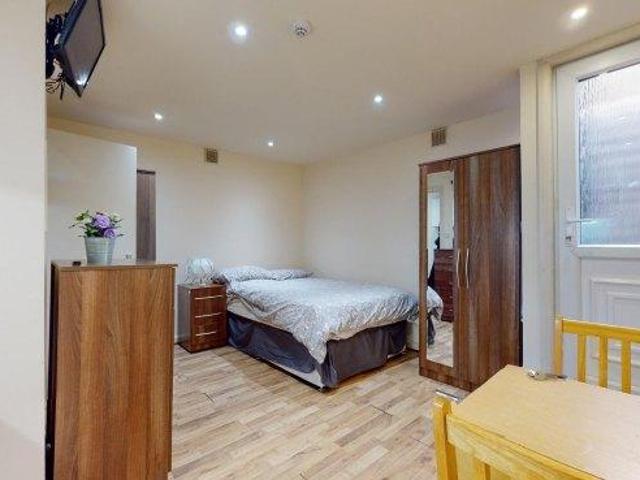 Ash grove Studio to rent £1,355 pcm £313 pw