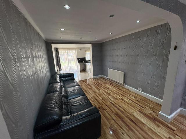 Ash Grove, TW5 4 bed semi detached house to rent £2,950 pcm £681 pw