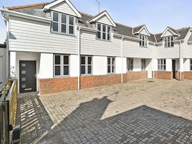 Ash & Embers, Market Place, Abridge, RM4 1UA, United Kingdom | 2 bed apartment for rent #168050306 | Rentberry