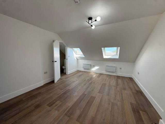 Ash Road, Aldershot GU12 6 bed semi detached house to rent £5,100 pcm £1,177 pw