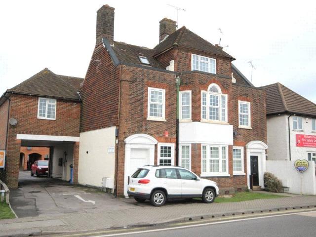 Ash Road, Aldershot, Hampshire, UK GU12, 2 bed flat to rent, £1,400 pcm | PrimeLocation