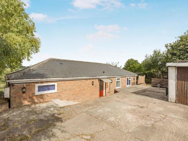 Ash Road Orpington BR6 2 bed bungalow to rent £2,150 pcm £496 pw