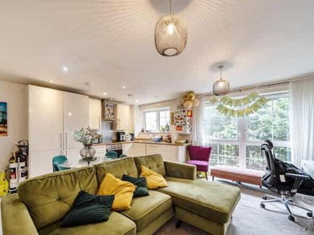Ash Way, Woodford Green, 2 Bedroom Flat