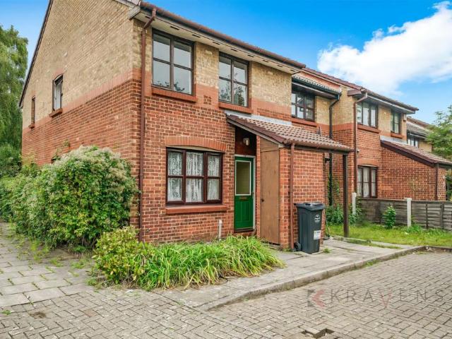 Ash Walk, Wembley, HA0 2 bed flat to rent £1,825 pcm £421 pw