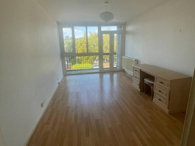 Ashbourne Close, London N12, 2 bed flat to rent, £2,050 pcm | PrimeLocation