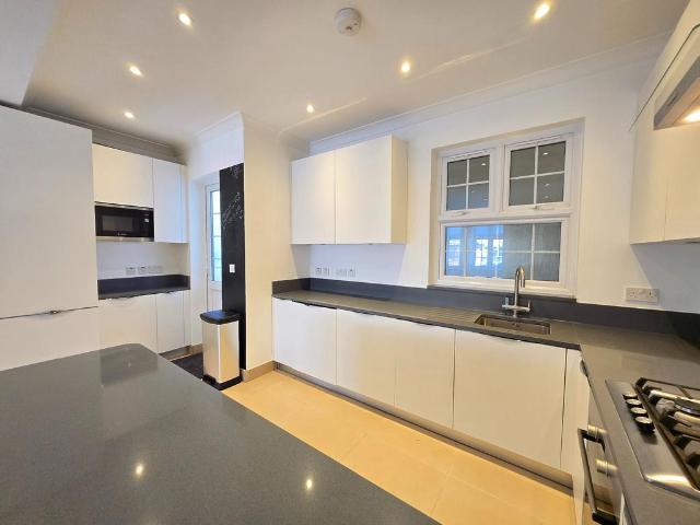 Ashbourne Avenue, London 3 bed flat to rent £3,000 pcm £692 pw