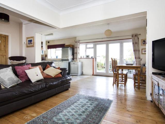 Ashbourne Avenue, London E18 6 bed house to rent £3,600 pcm £831 pw