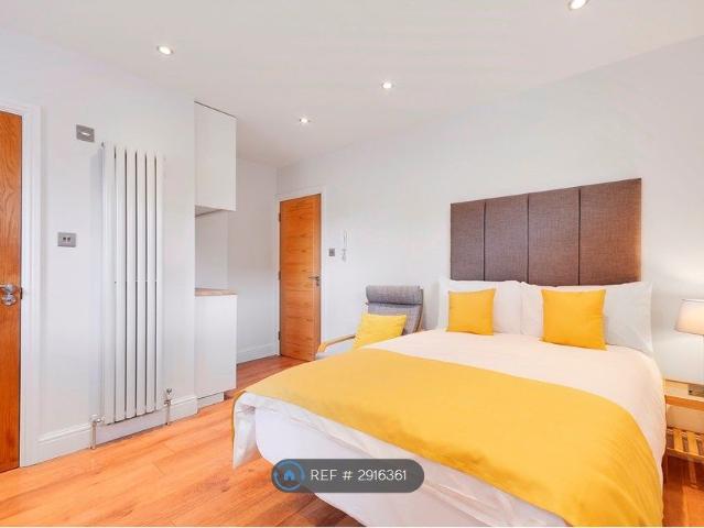 Ashbourne Road, Mitcham CR4, Room to rent, £1,090 pcm | PrimeLocation