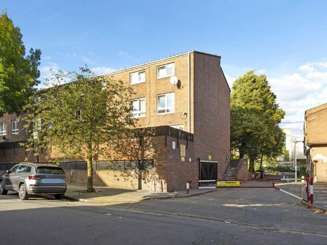 Ashbrook Road, London N19 4 bed flat to rent £4,000 pcm £923 pw
