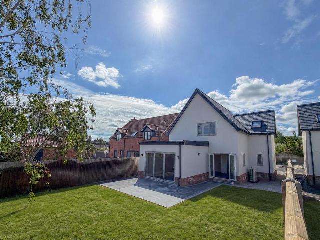 Ashburton Road, Ickburgh 3 bed semi detached house to rent £2,115 pcm £488 pw