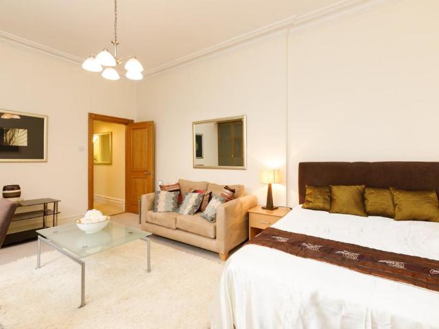 Ashburn Gardens, London, SW7 Studio to rent £2,400 pcm £554 pw