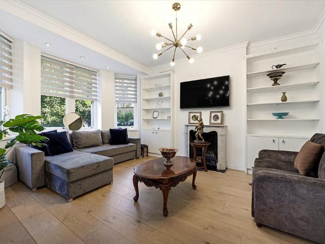 Ashburnham Mansions, Ashburnham Road. 3 bed flat to rent £4,500 pcm £1,038 pw