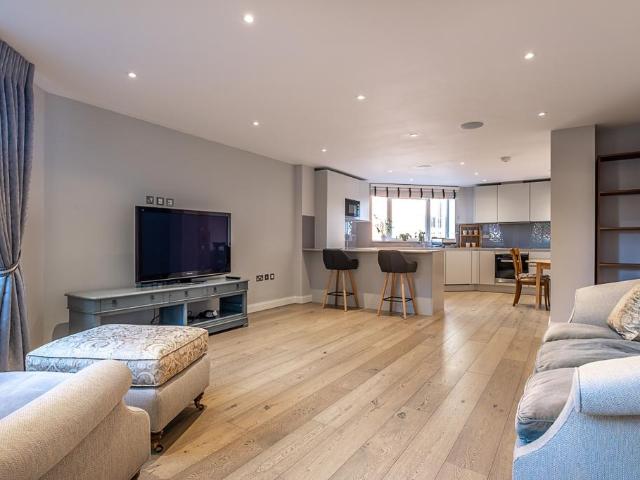 Ashburnham Mews Westminster SW1P 3 bed duplex to rent £6,250 pcm £1,442 pw