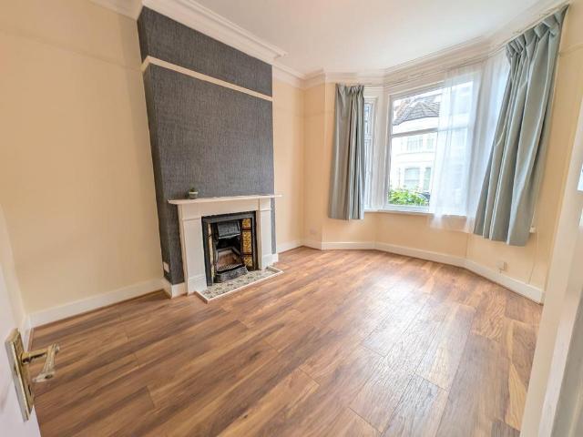 Ashburnham Road, Kensal Green NW10 3 bed flat to rent £2,400 pcm £554 pw