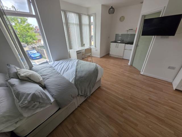 Ashburnham Road, Luton, Bedfordshire LU1, Studio to rent, £700 pcm | PrimeLocation