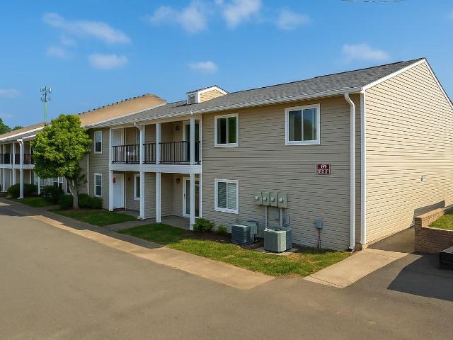 Ashby Gardens 2 Bedroom Apartment for Rent at 1719 Eastcrest Drive, Charlotte, NC 28205 Briarcreek Woodland