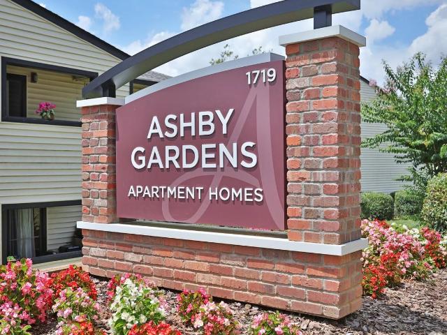 Ashby Gardens 3 Bedroom Apartment for Rent at 1719 Eastcrest Drive, Charlotte, NC 28205 Briarcreek Woodland