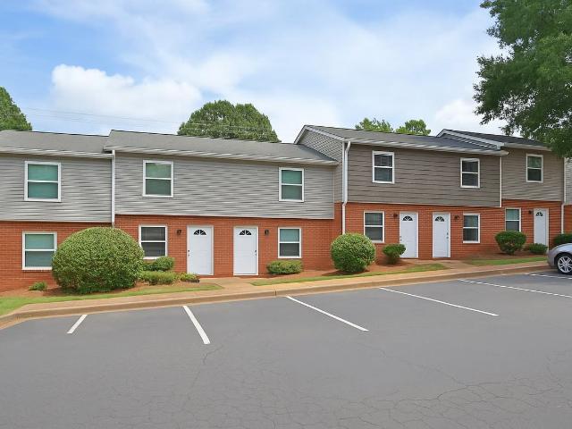 Ashby Gardens 3 Bedroom Apartment for Rent at 1719 Eastcrest Drive, Charlotte, NC 28205 Briarcreek Woodland