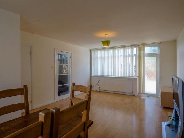 Ashcombe Parade, Woking GU22 3 bed flat to rent £1,450 pcm £335 pw