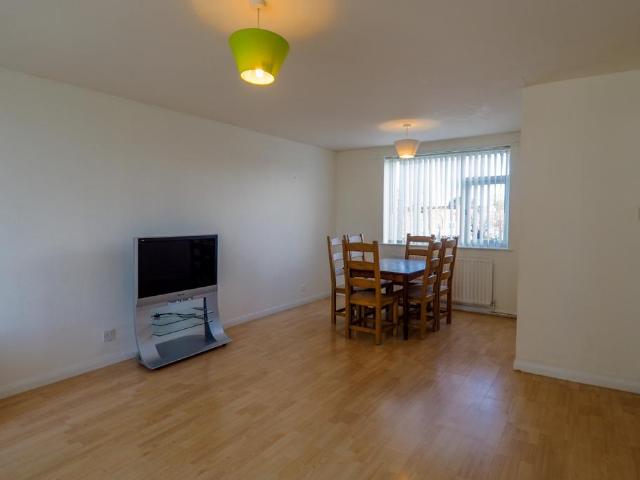 Ashcombe Parade, Woking GU22 3 bed flat to rent £1,450 pcm £335 pw