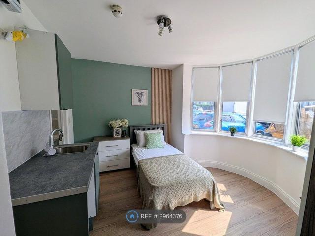 Ashcombe Park, London NW2, Room to rent, £1,436 pcm | PrimeLocation