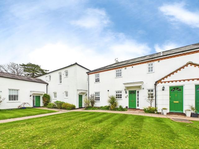 Ashdown Court, Oak Tree Way, Horsham RH13, 2 bed maisonette to rent, £1,500 pcm | PrimeLocation