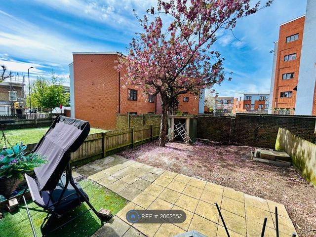 Ashdown House, London E5, 2 bed flat to rent, £1,900 pcm | PrimeLocation