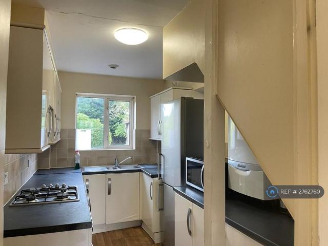 Ashenden Road, Guildford, GU2 4 bed semi detached house to rent £2,950 pcm £681 pw