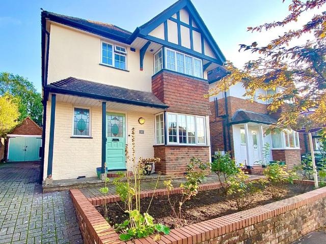 Ashenden Road, Guildford, Surrey, GU2 4 bed semi detached house to rent £2,650 pcm £612 pw