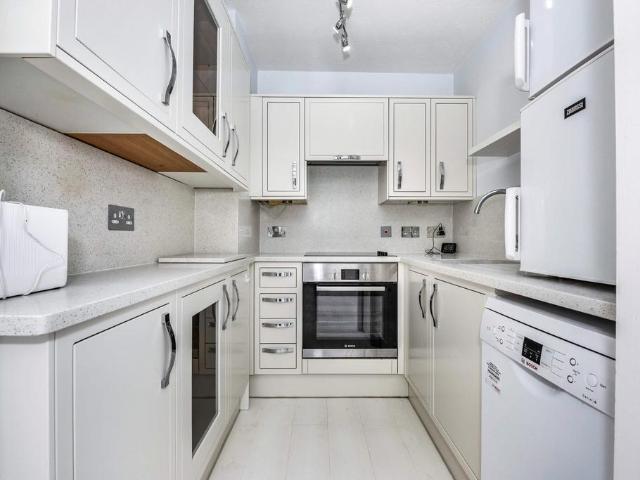 Ashfield Lane Chislehurst BR7 1 bed flat to rent £1,390 pcm £321 pw