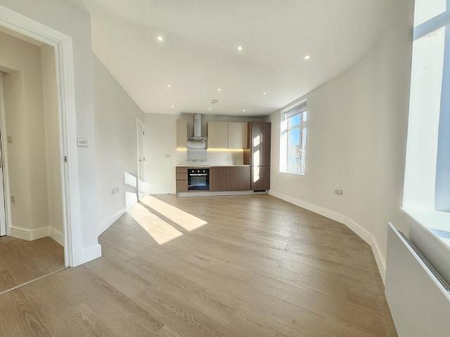 Ashfield Parade, London N14 1 bed flat to rent £1,550 pcm £358 pw