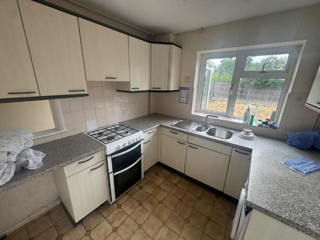 ASHFORD, ASHFORD TW15 3 bed semi detached house to rent £2,550 pcm £588 pw