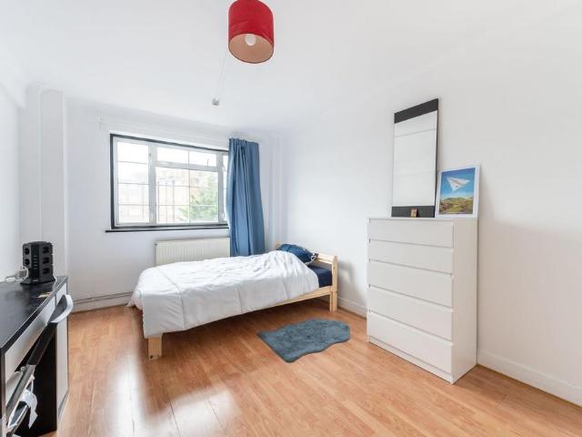 Ashford Road, Cricklewood, London, NW2 3 bed flat to rent £2,500 pcm £577 pw