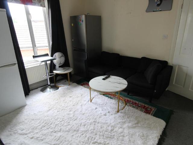 Ashford, TW15 2 bed flat to rent £1,550 pcm £358 pw